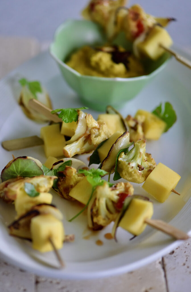 grillet blomkål og mangofrugt med spicy bønnecreme – grøn mad for alle ...